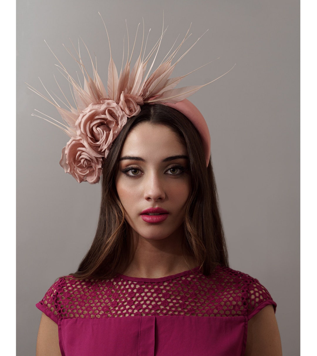 Diadema rosa madrina en boda de tarde, Tocado rosa nude madre novio ...
