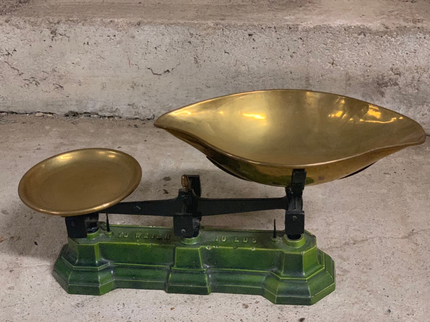Vintage 10lb Scales With Brass Pan with Green Base
