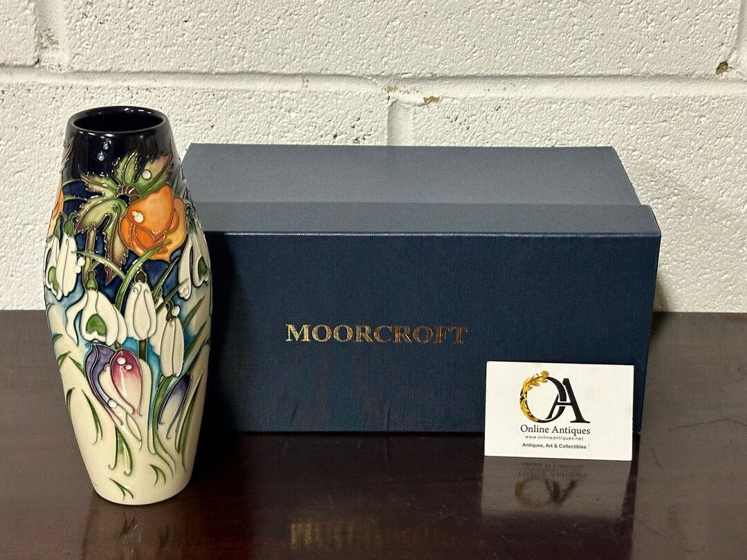 Stunning Moorcroft Vase Snowtime Pattern by Emma Bossons With the ...