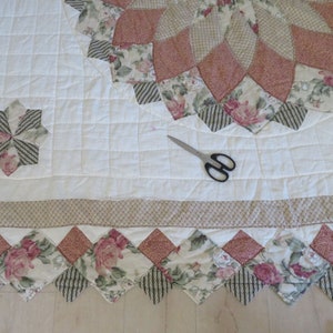 Vintage 90s Y2K Handcrafted Queen Size Patchwork Dahlia Quilt 85 X 92 With 2 Matching Pillow ...