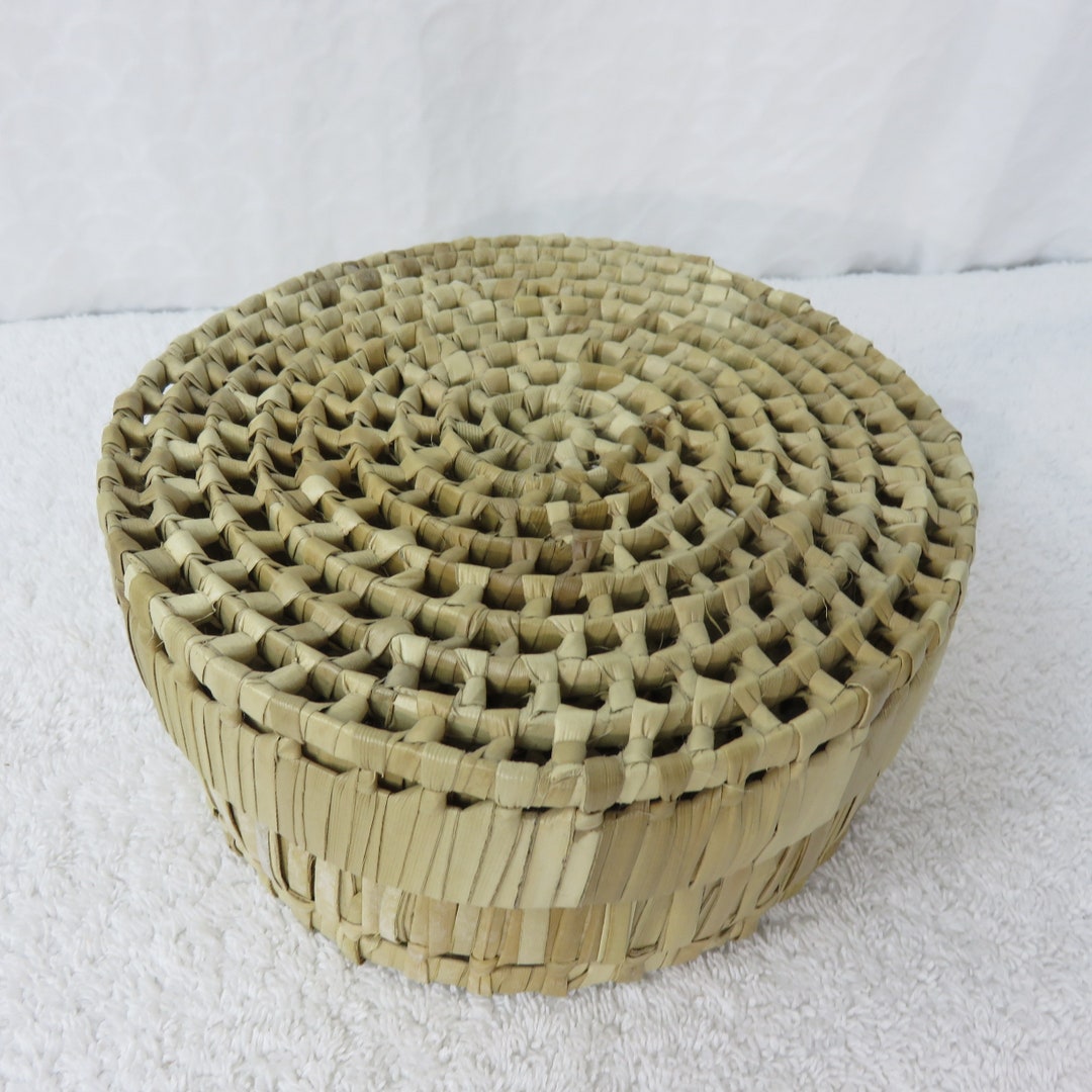 Small Hand Woven Round Circular Basket W/ Lid Vintage 90s Natural Straw ...