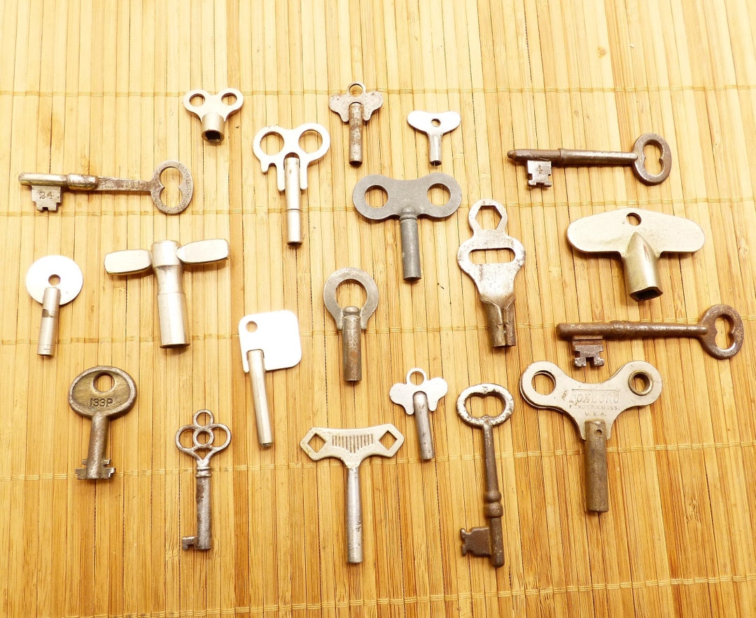 20 Antique Vintage Skeleton Keys Wind up Clock Toy Door Cabinet Drawer ...