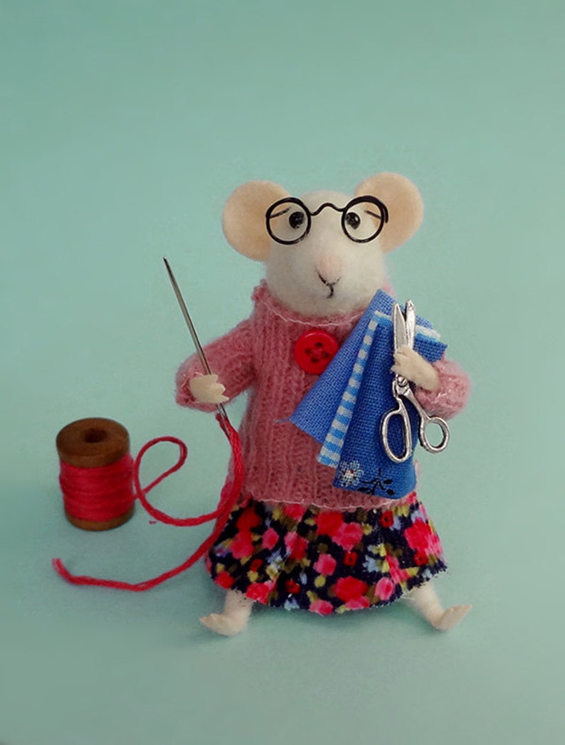 Needle Felted Mouse , Mouse Seamstress , Mouse With Needle and Thread ...
