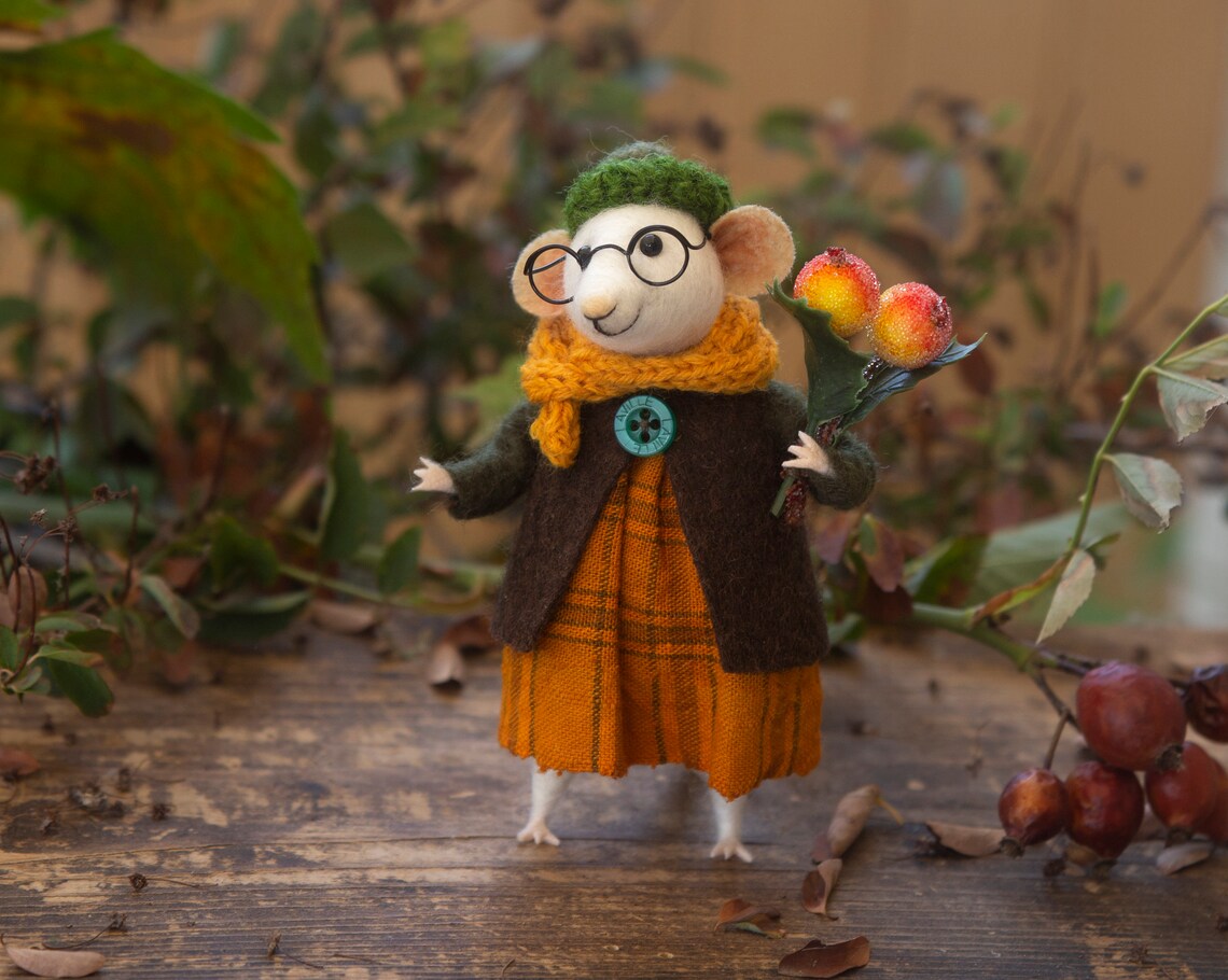 Woolen Mouse Mouse With a Bouquet Autumn Decoration Art - Etsy