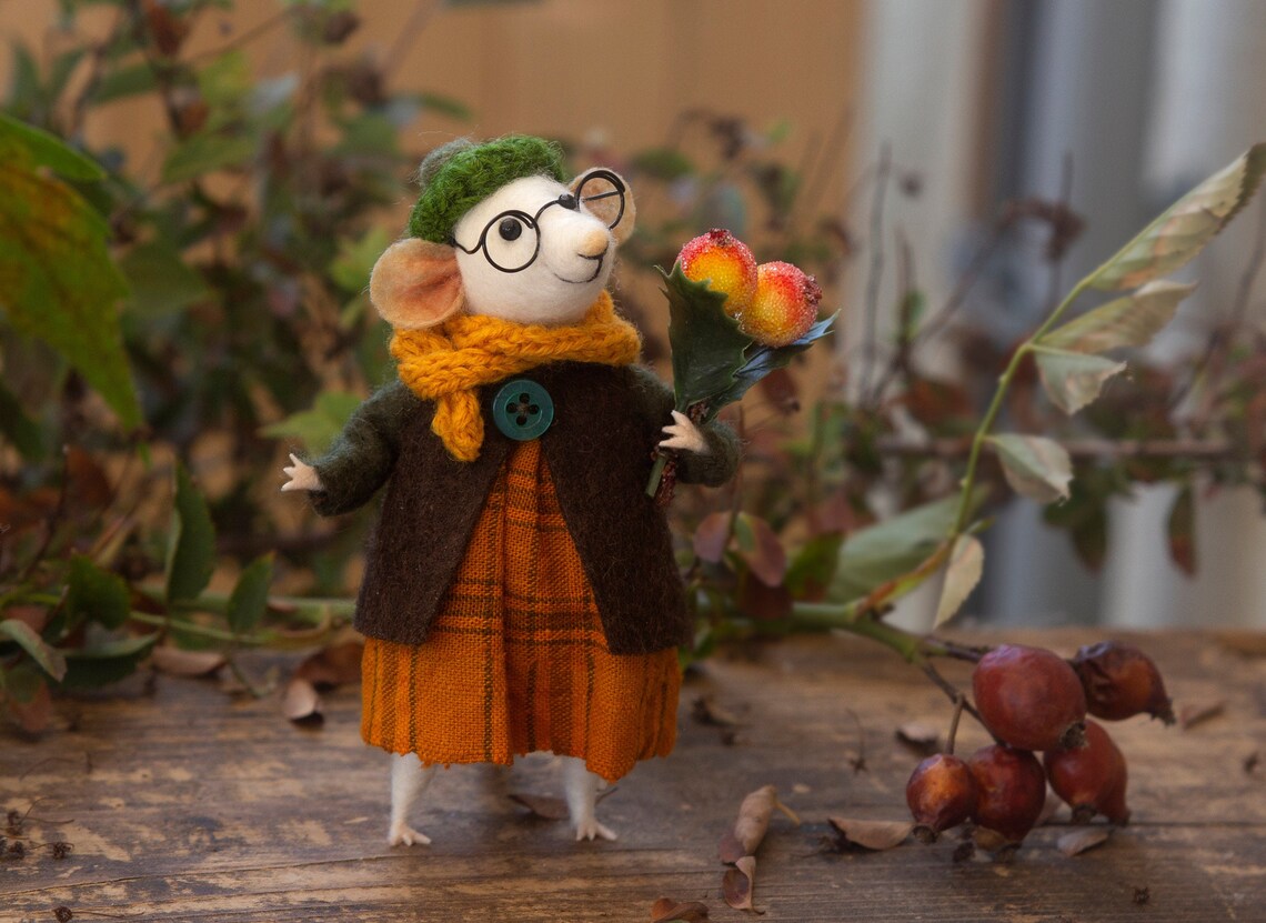 Woolen Mouse Mouse With a Bouquet Autumn Decoration Art - Etsy