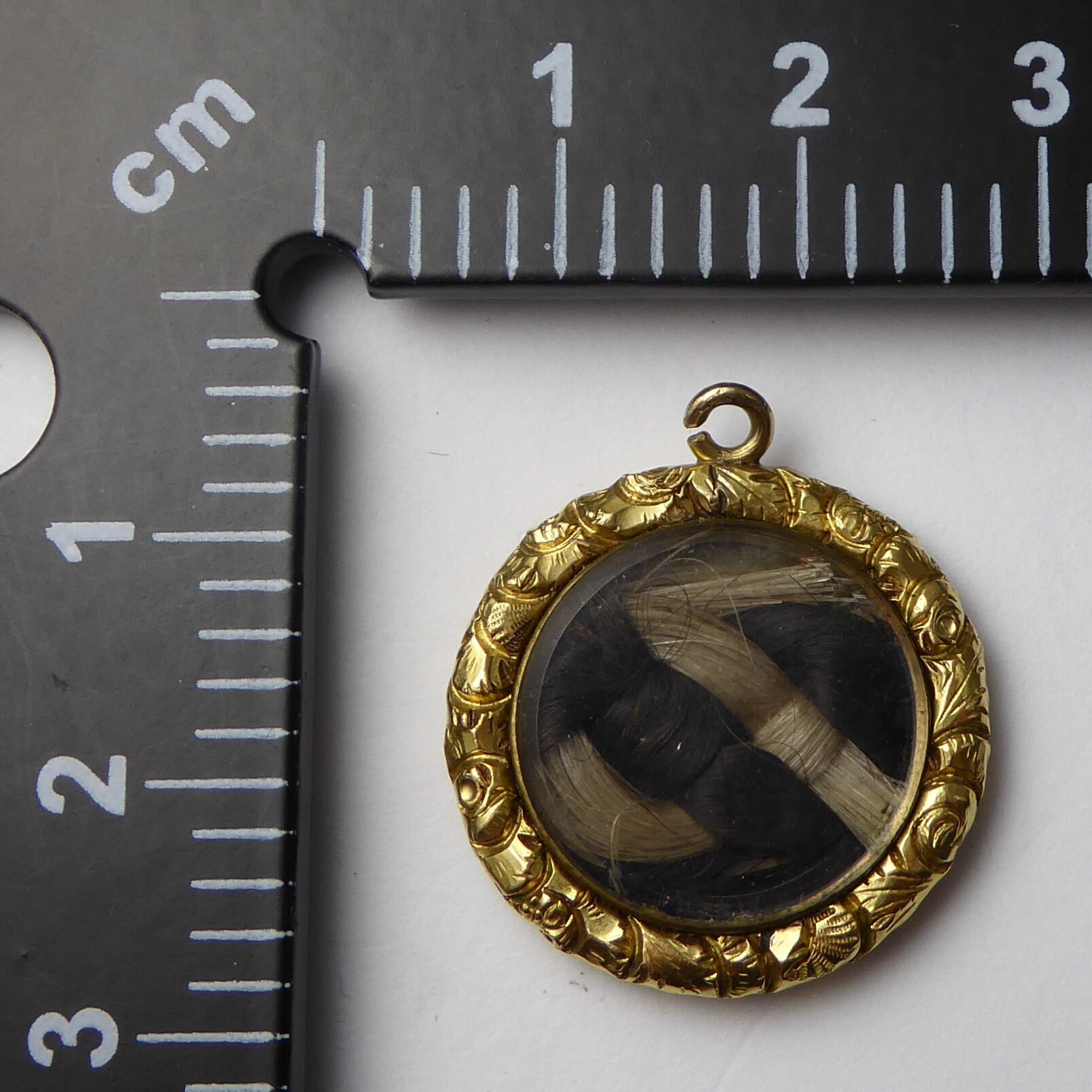Antique Victorian 15ct Gold Mourning Sentimental Hair Locket