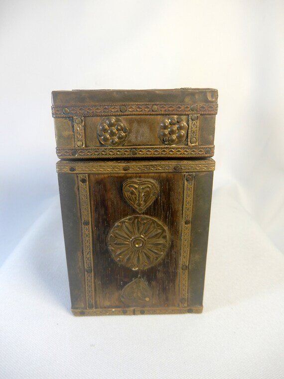 Antique Tibetan wooden box with engraved copper filig… - Gem