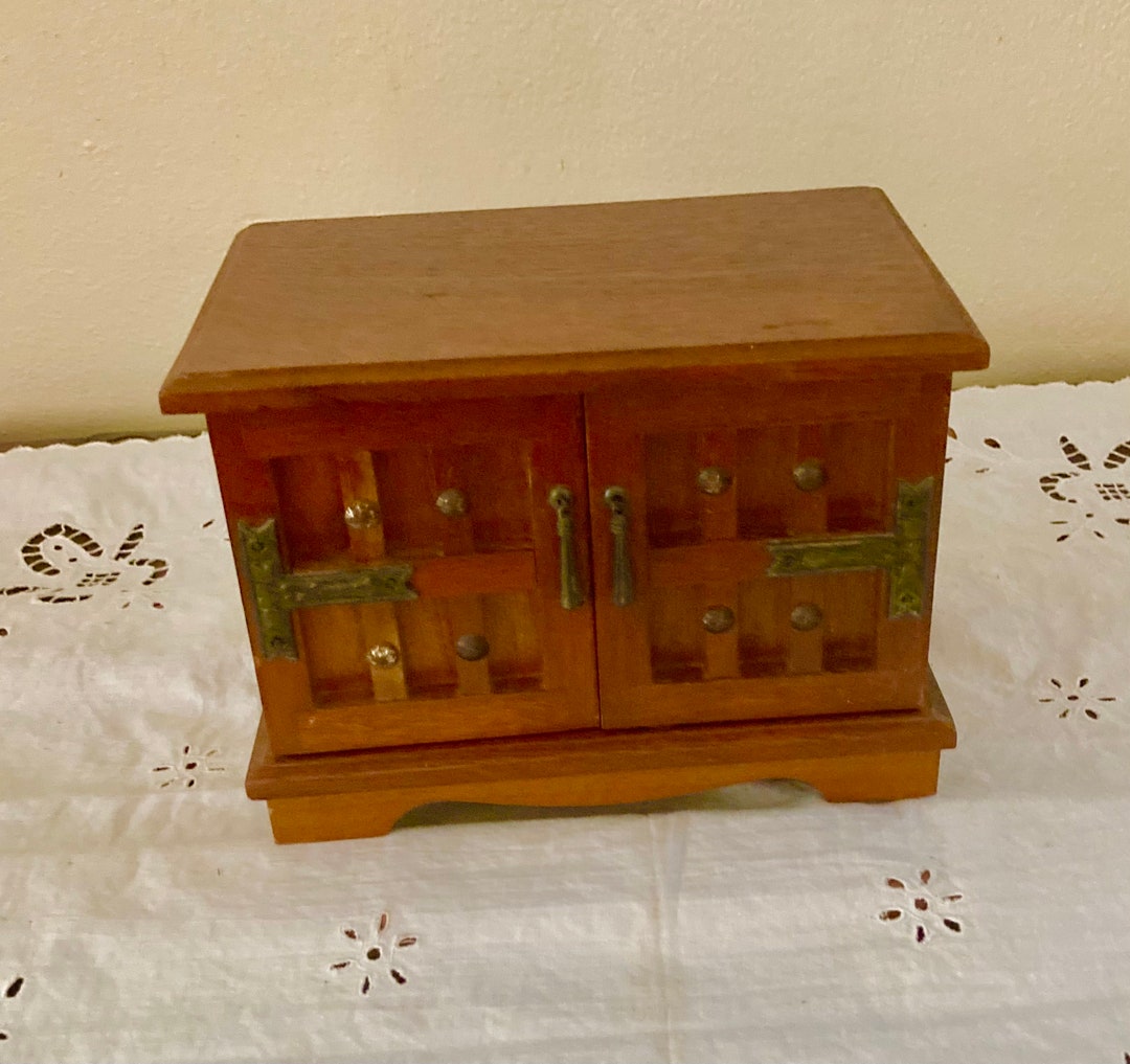 Vintage Music Box, Medieval Valet/jewelry Box, Vintage Music Box Plays ...