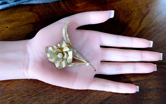 1950's Matte Gold Tone Layered Flower w Stem/Leaves B… - Gem