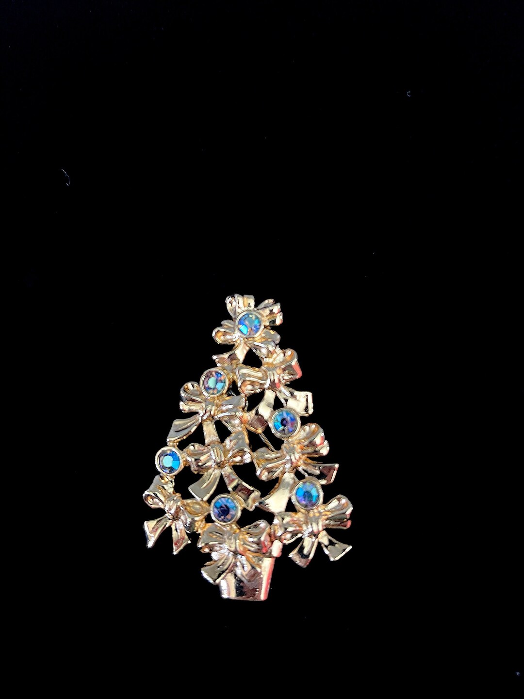 1992 AVON Christmas Tree Pin, Open Work Tree W Gold Tone Ribbons W Blue ...