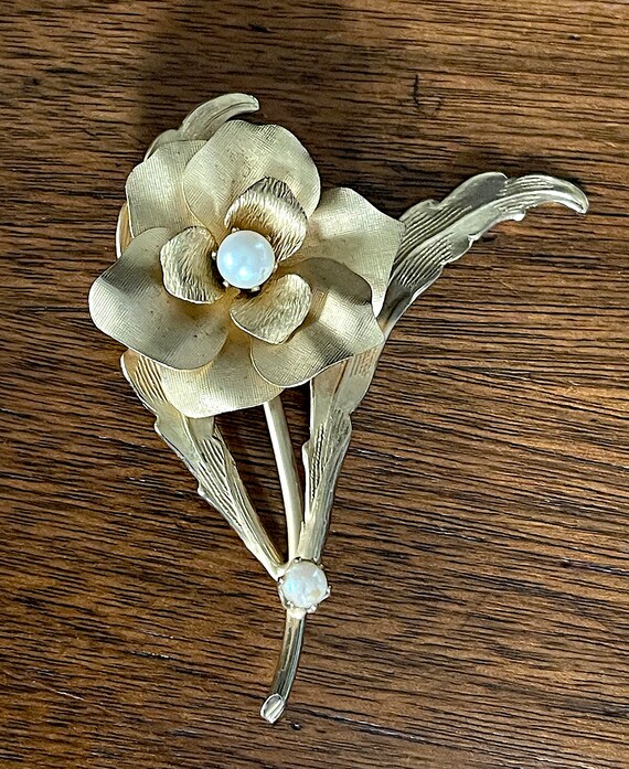 1950's Matte Gold Tone Layered Flower w Stem/Leaves B… - Gem