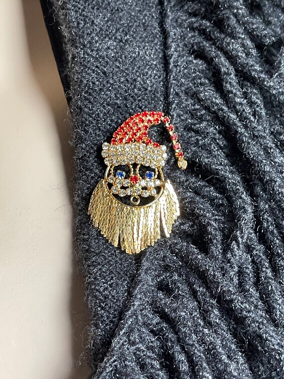 1960's Santa Brooch, 50+ Gold Tone Prong Set Rhinesto… - Gem