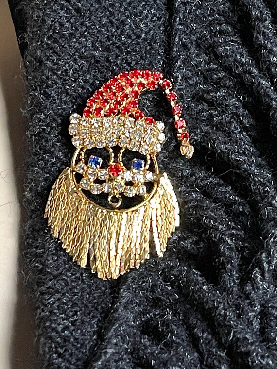 1960's Santa Brooch, 50+ Gold Tone Prong Set Rhinesto… - Gem