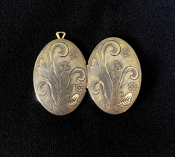 1970's Gold Tone Oval Locket, Double Sided Textured F… - Gem