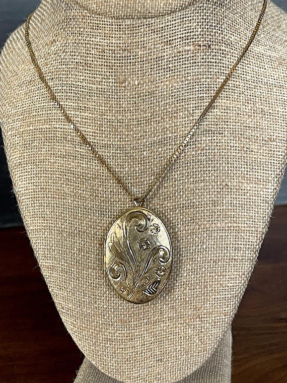 1970's Gold Tone Oval Locket, Double Sided Textured F… - Gem