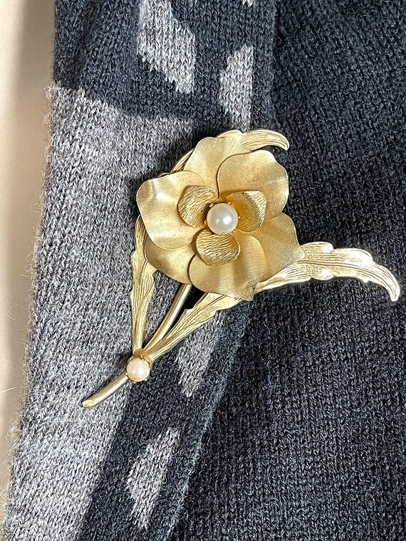 1950's Matte Gold Tone Layered Flower w Stem/Leaves B… - Gem