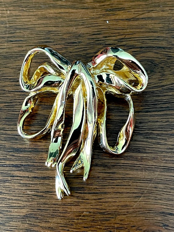 1980's Large Glossy Gold tone Droopy Dbl Bow Ribbon B… - Gem