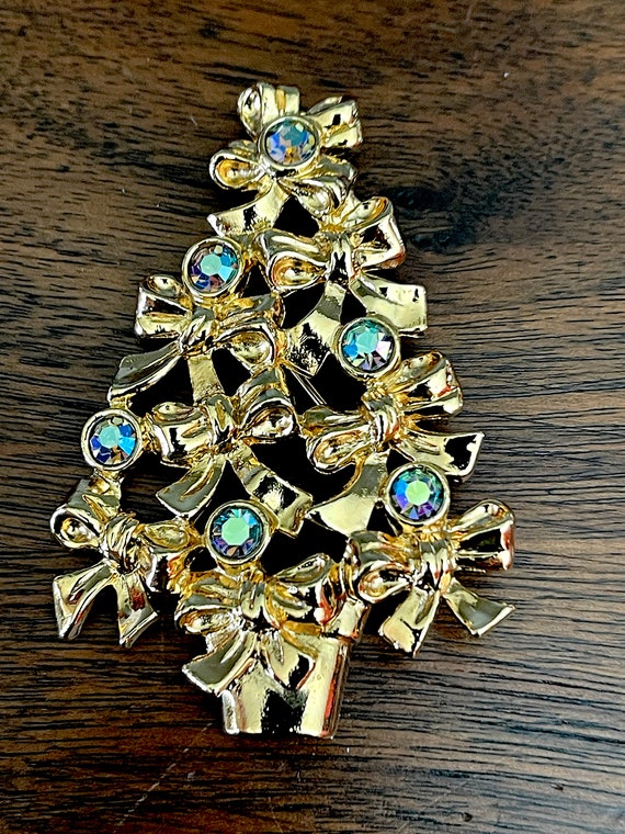 1992 AVON Christmas Tree Pin, Open Work Tree w Gold T… - Gem