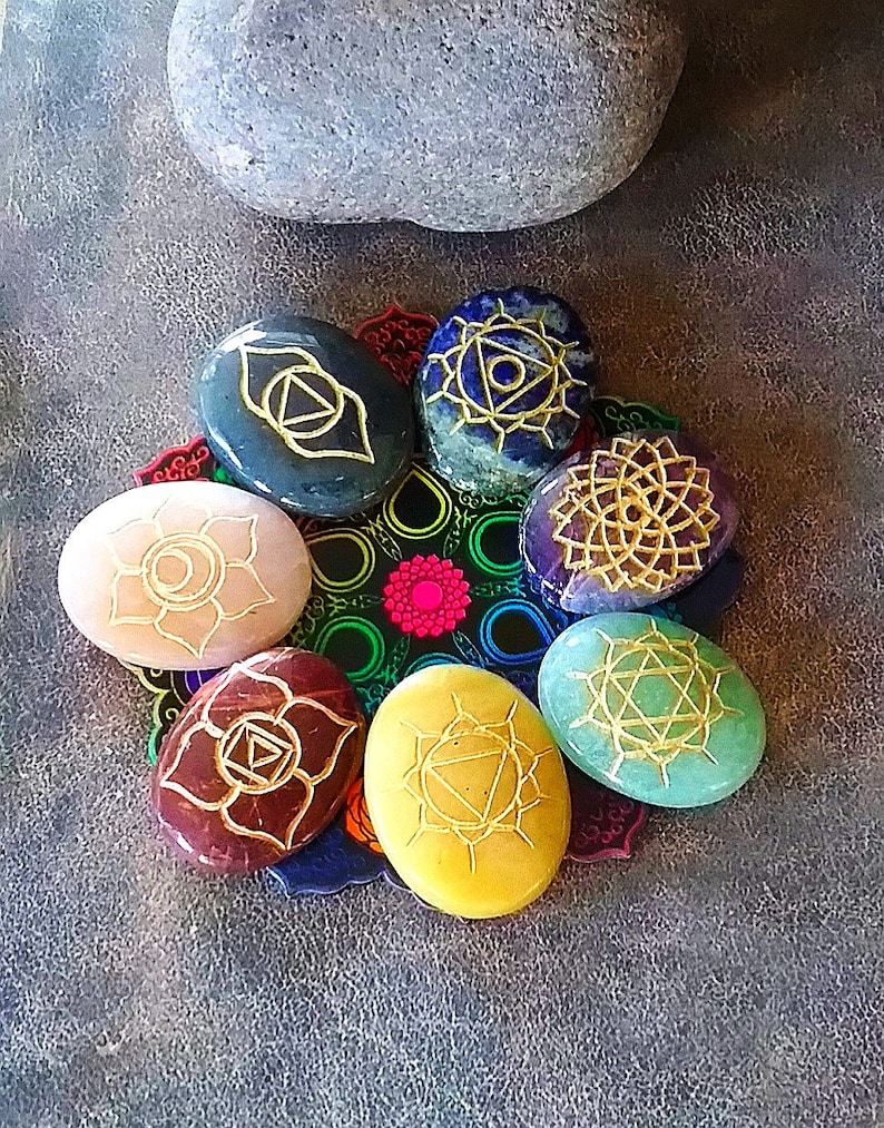 Crystal CHAKRA Set 7 Crystal Set ENGRAVED With Gold Chakra - Etsy