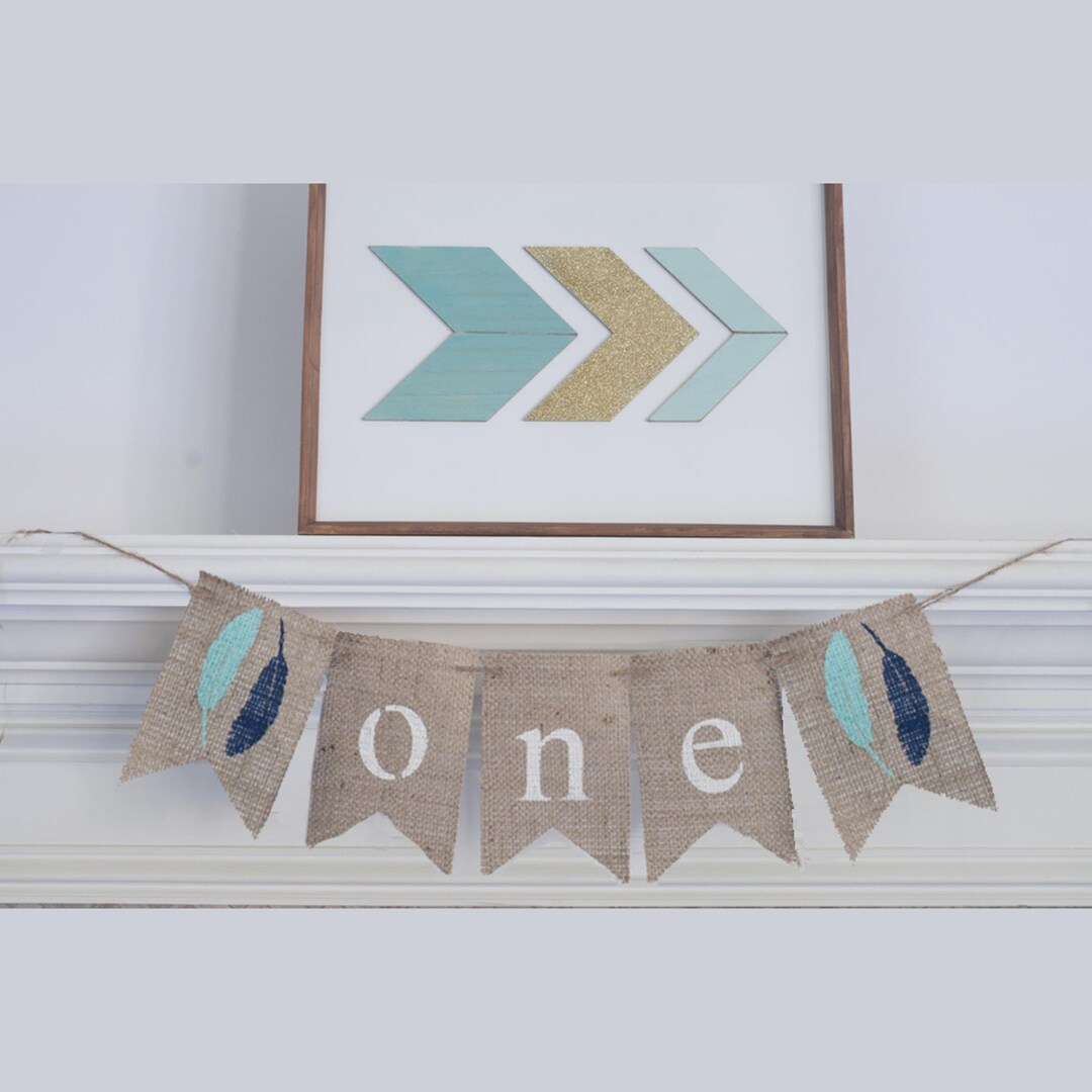 Plumas un estandarte, decoración tribal de la primera fiesta de ...