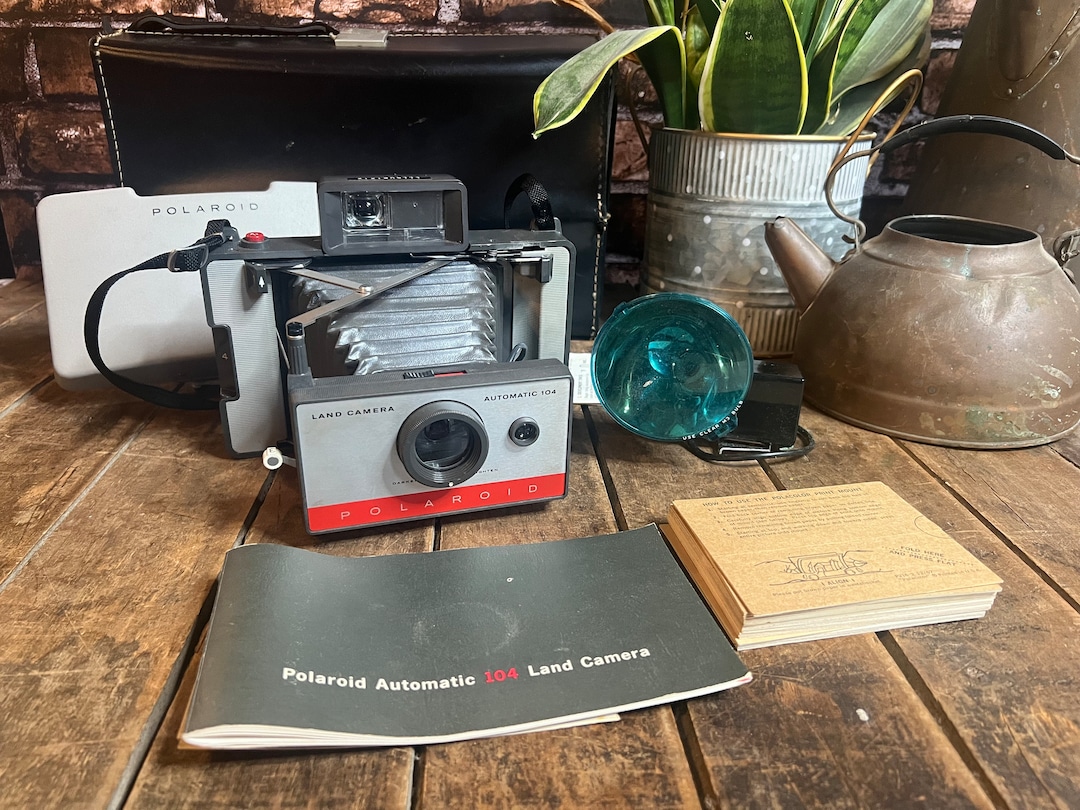Vintage 1965 Polaroid Land Camera Model 104 and Original Black Leather ...
