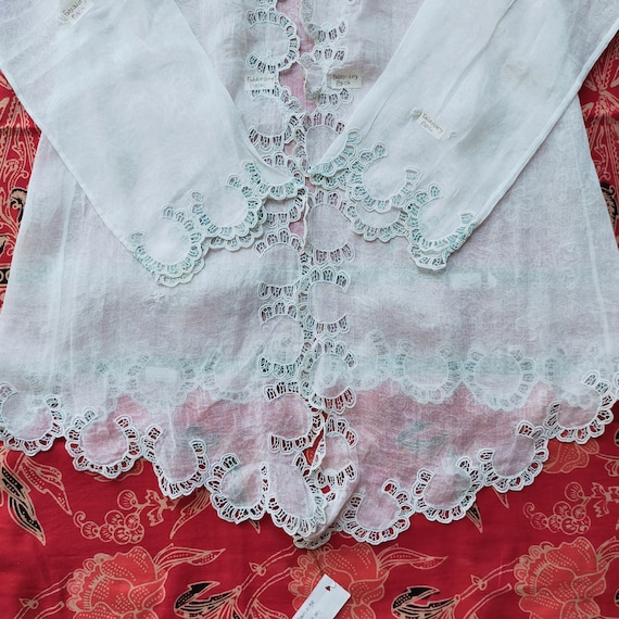 Vintage Indonesian Kebaya with Petals Embroidered Tri… - Gem