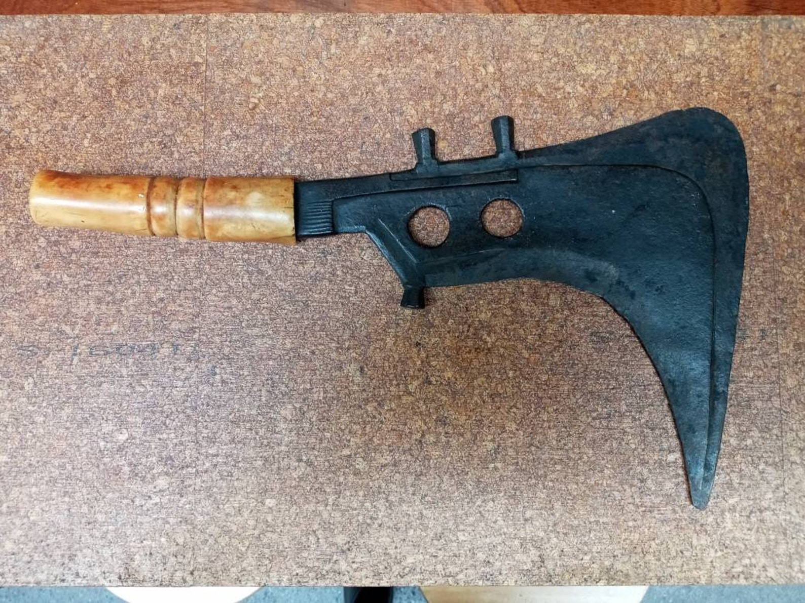 Mangbetu mes MambeleTribal Weapon, Mangbetu Mes met een ivoren handvat ...