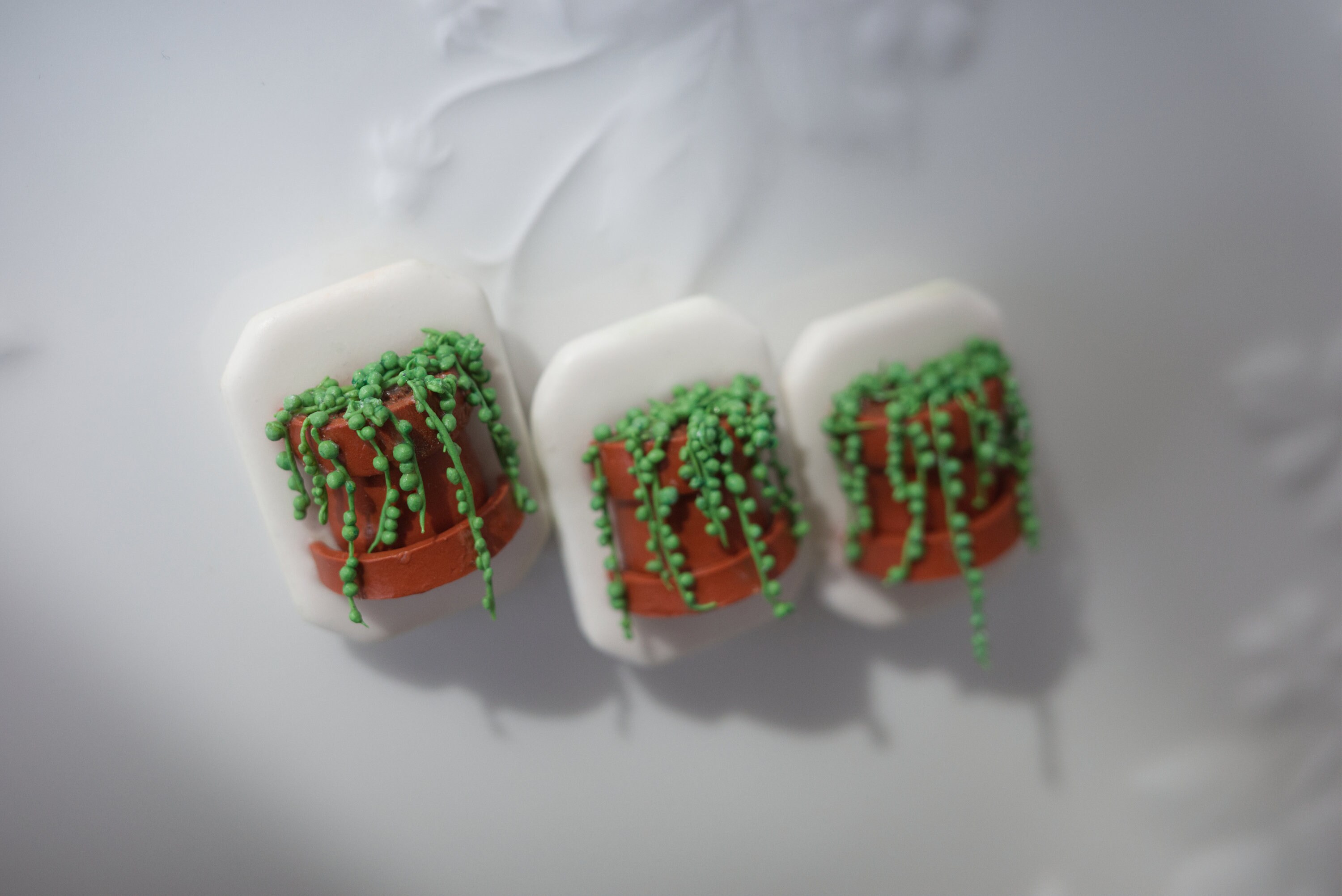 Miniature Magnet / String of Pearls (slightly Weathered) / Clay / 30mm ...