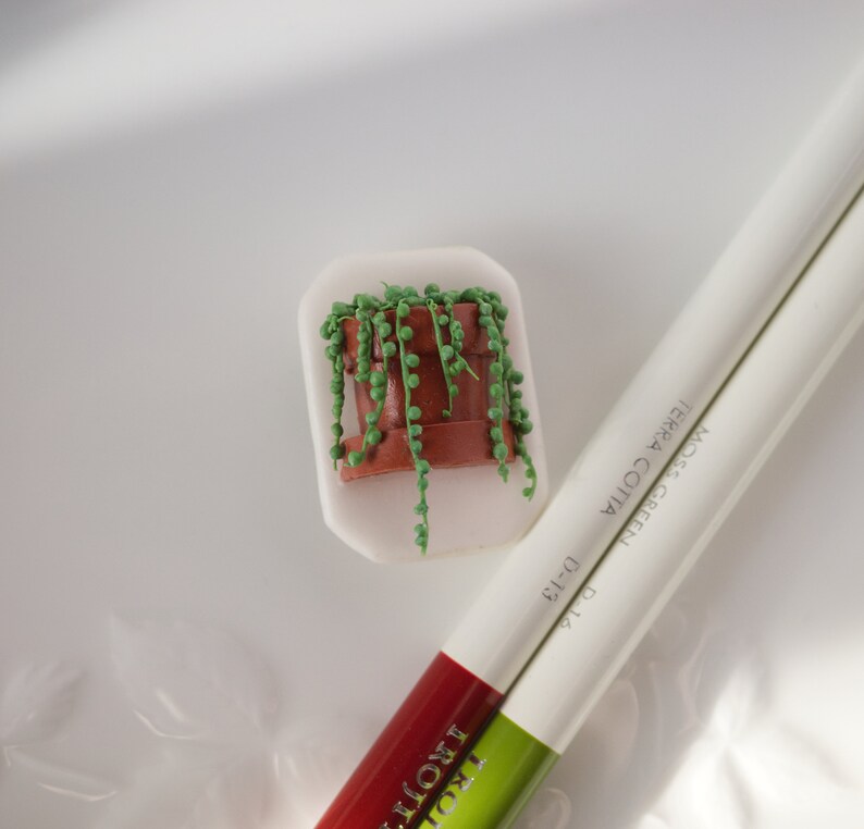 Miniature Magnet / String of Pearls (slightly Weathered) / Clay / 30mm ...