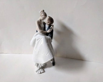Kissing figurine | Etsy