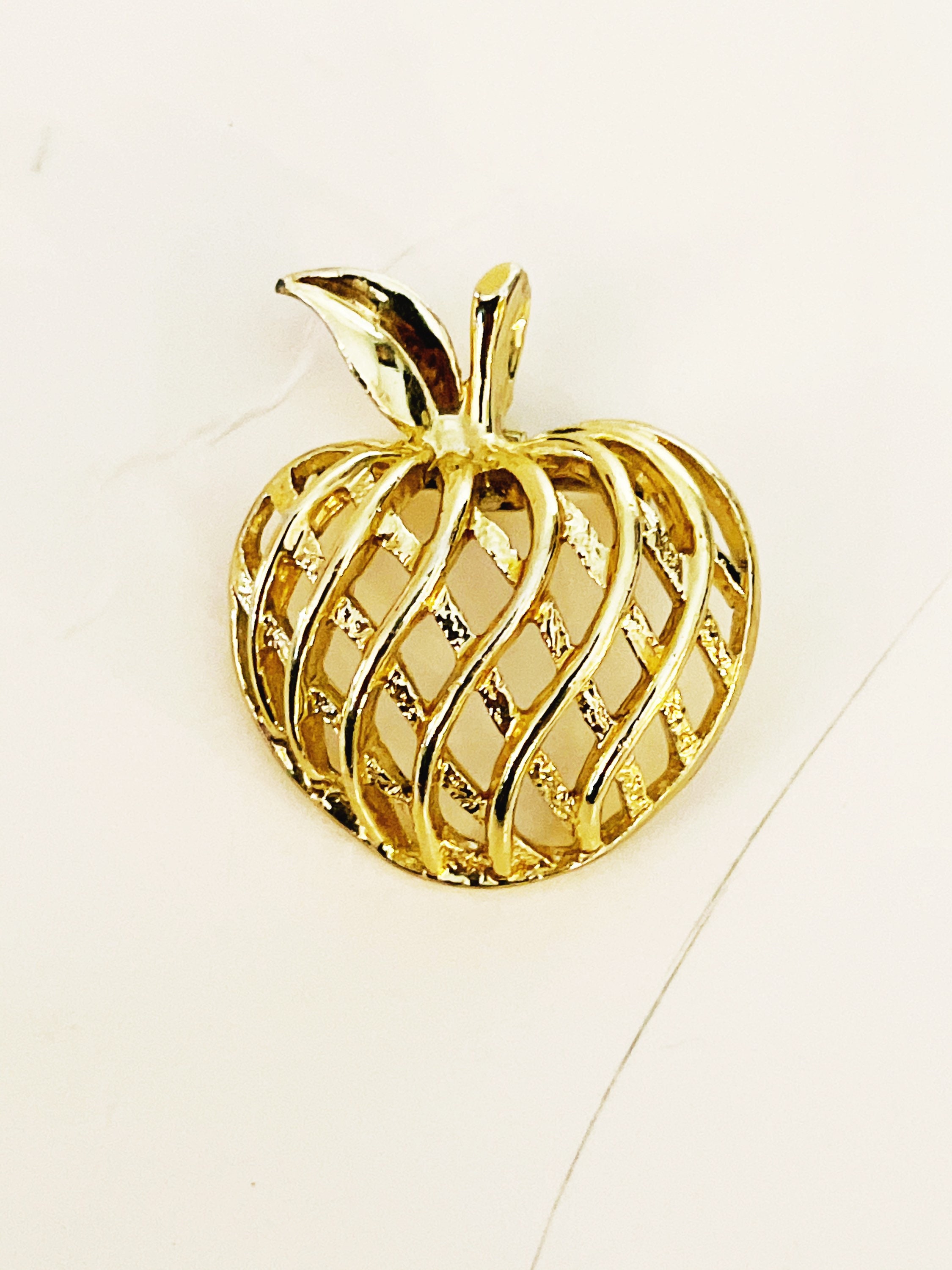 Vintage Apple Pin Vtg Brooch Jewelry Gold Tone Waffle Apple Fruit Pin ...