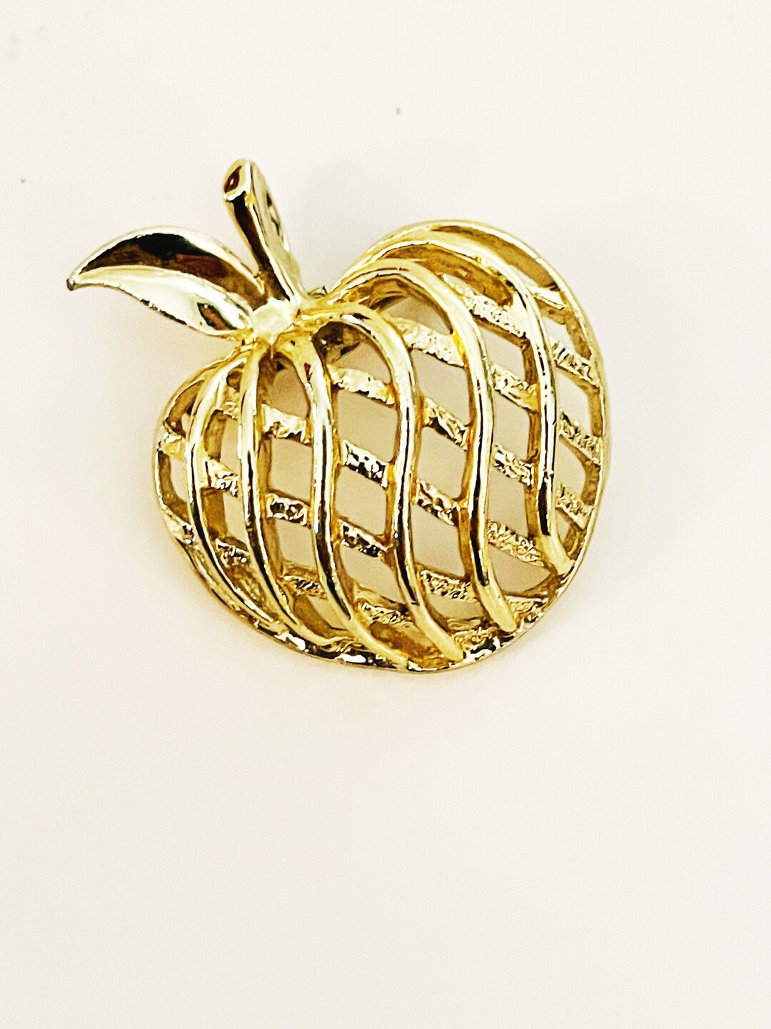 Vintage Apple Pin Vtg Brooch Jewelry Gold Tone Waffle Apple Fruit Pin ...