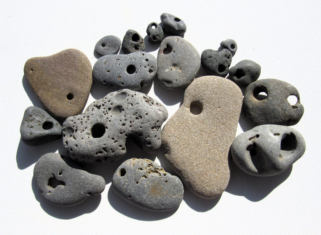 17 galets marins troués ! Collection de galets de plage gris et bruns roulés par les vagues et ...