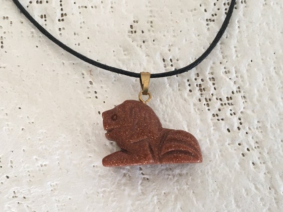 Colgante de león de goldstone collar de león de piedra - Etsy España