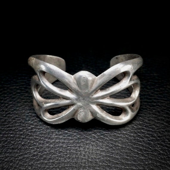 Vintage Native American Navajo Sandcast Coin Silver C… - Gem