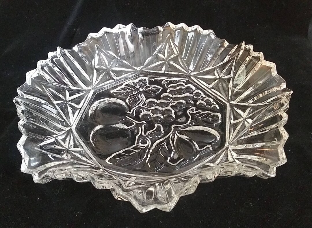 10" Clear Glass Fruit Bowl With Ruffled Edges and Fruit Designs on ...