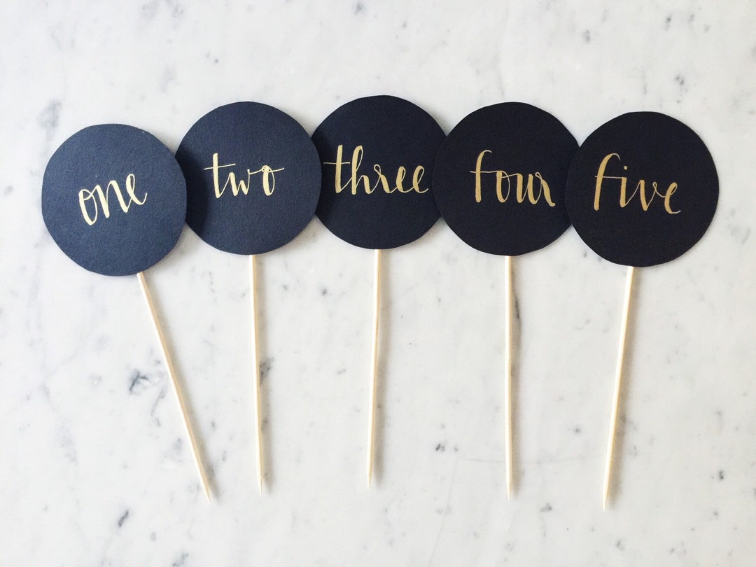 ONE Custom Round Hand Drawn Gold Lettering Sign / Table Setting Black ...