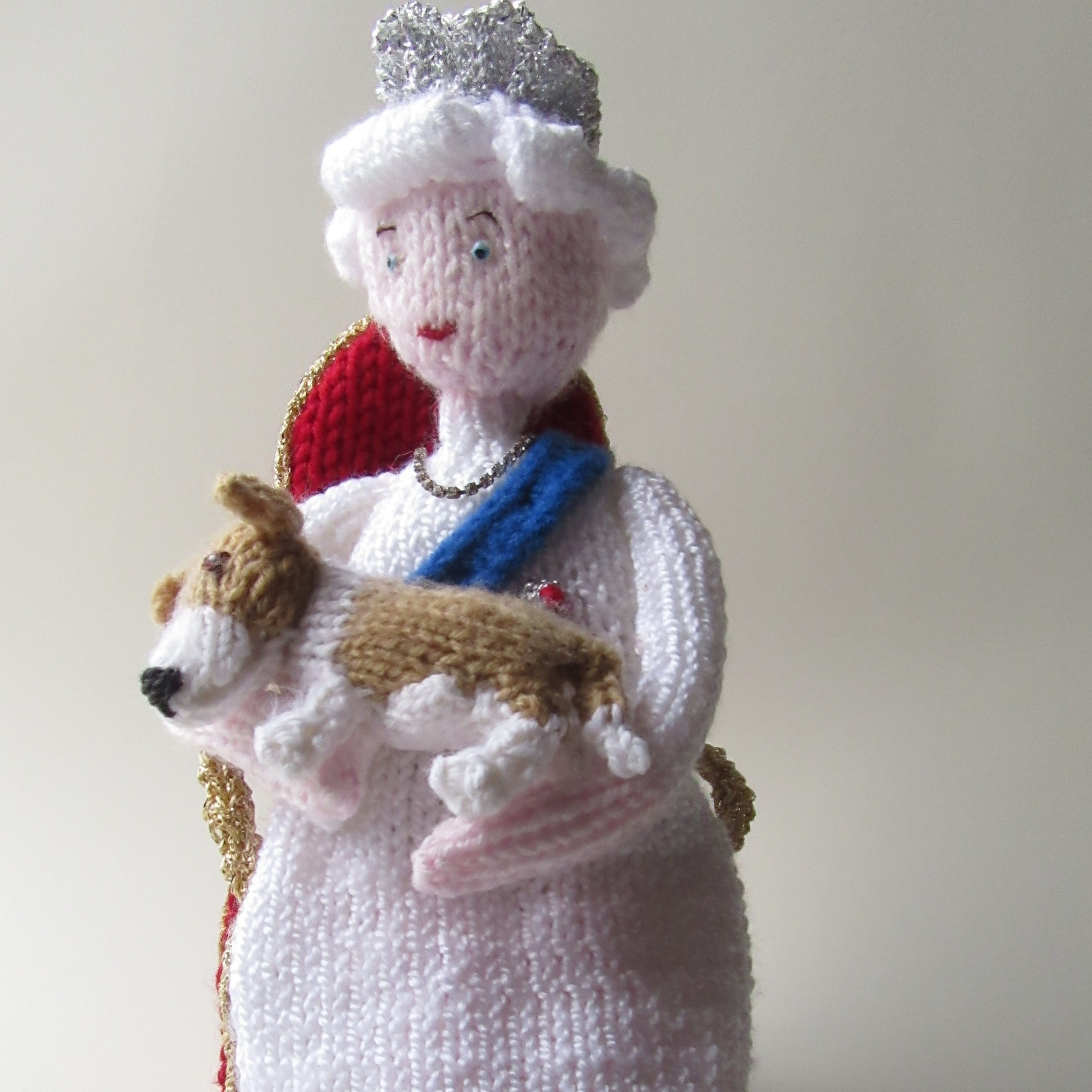 KNITTING PATTERN Pdf - Farewell Our Queen Elizabeth II Doll Throne ...