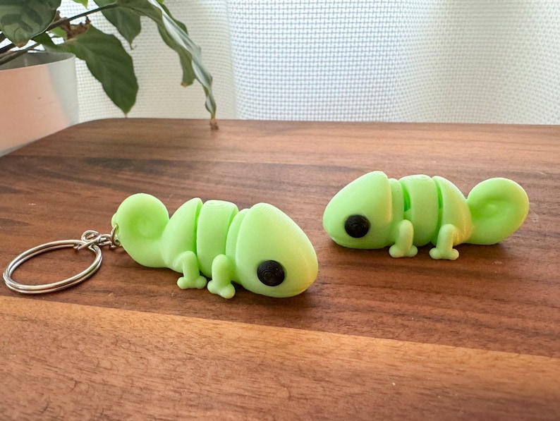Articulated Baby Chameleon Keychain Fidget Toys 3D Printed: Glow in the ...