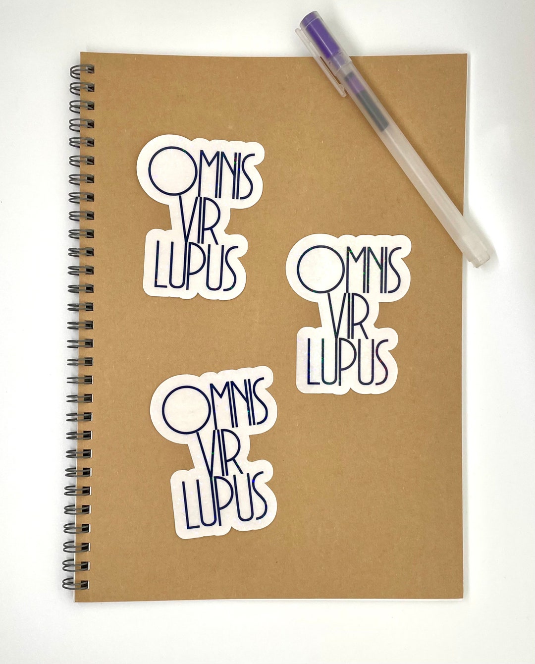 Sticker Glitter Omnis Vir Lupus, Red Rising, Red Rising Howler, Red ...