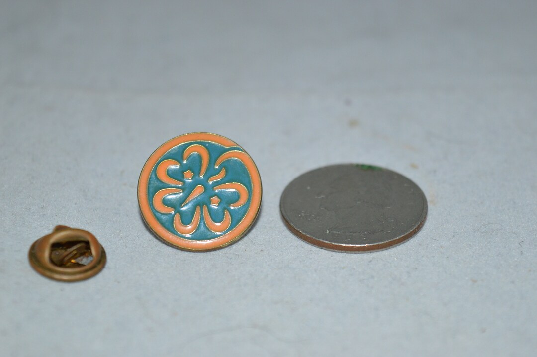 WAGGGS Pin / Round / World Association of Girl Guides and Girl Scouts ...