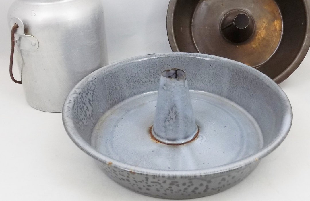 Sponge Cake Pan in Gray Enamelware, Bluish Gray Enamelware 8 1/2" Wide ...