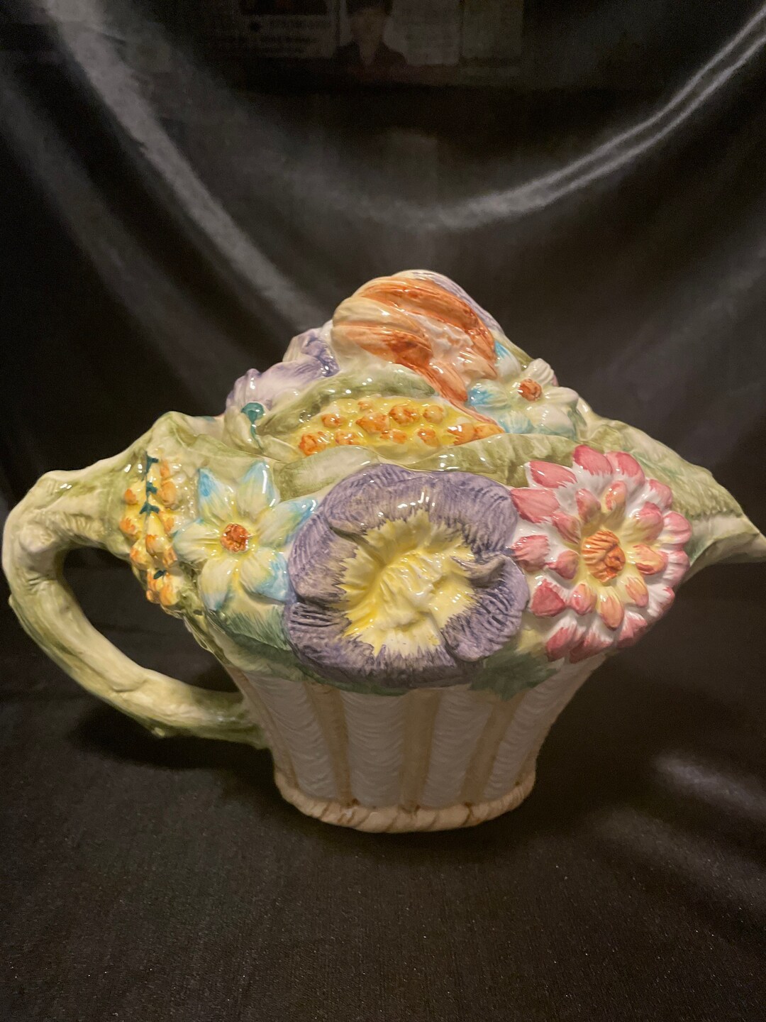 Springtime Teapot Tableware ,floral Basket ,raised Pattern 3d , Pansies ...