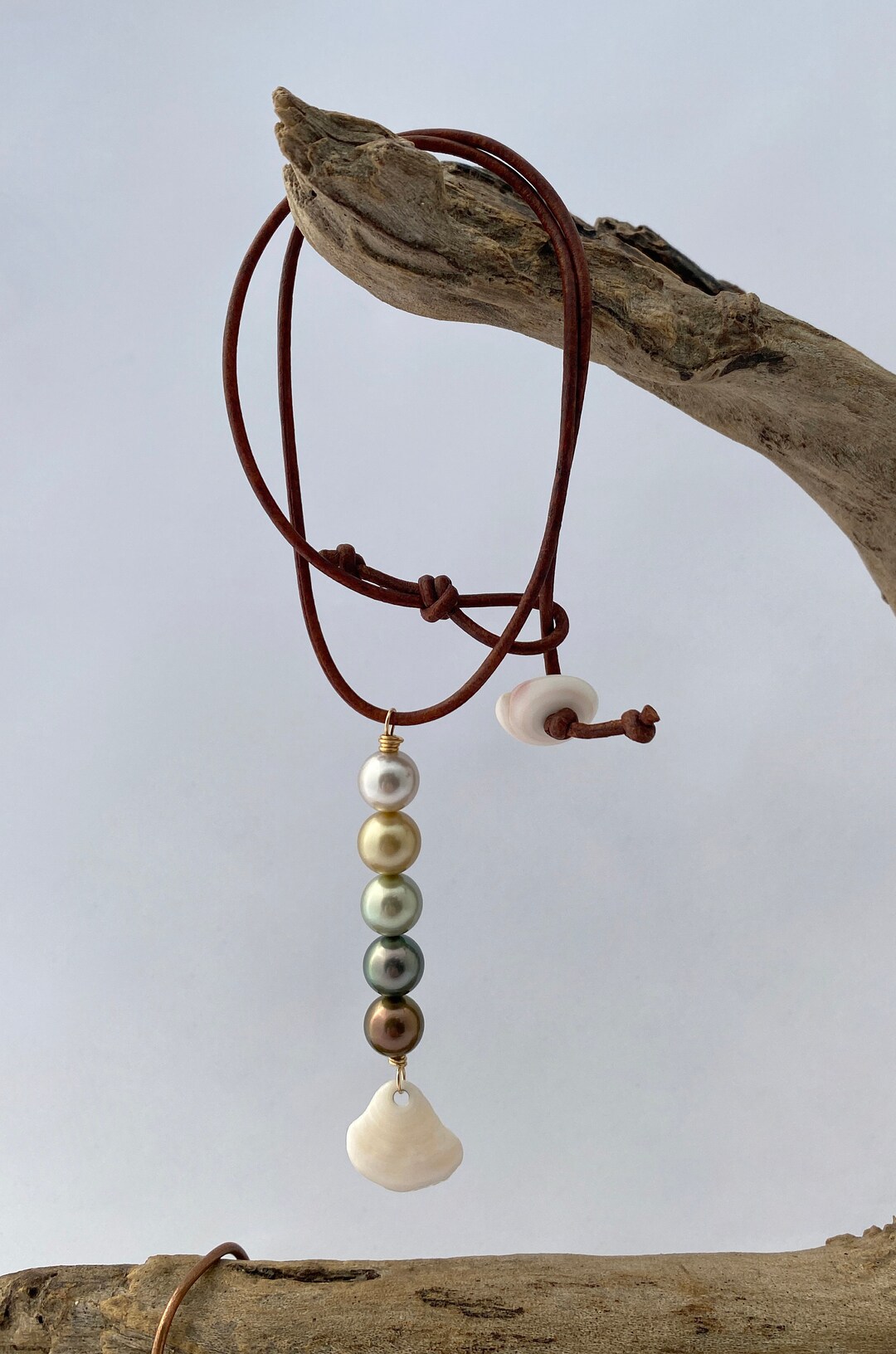 5 Hermanas Negro Tahitian Pearl & Puka Shell Collar - Etsy España