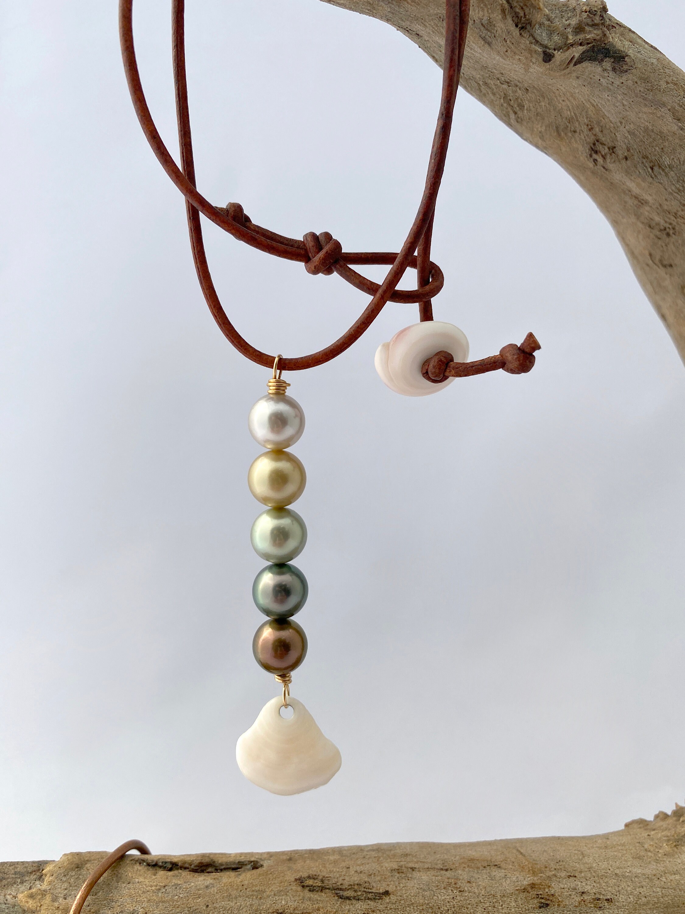 5 Hermanas Negro Tahitian Pearl & Puka Shell Collar - Etsy España