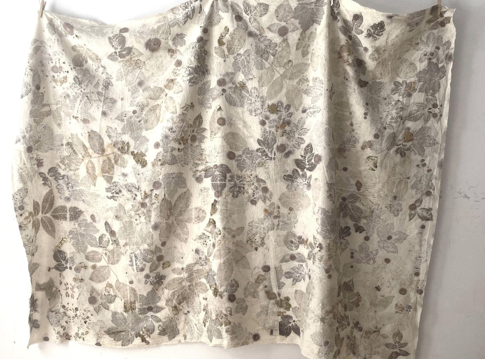 エコ植物染めリネンスクラップ、森の葉のプリント、グレーの手染めエコプリントフラックス、米国向け追加料金なし、205 x 149 cm（80. ...