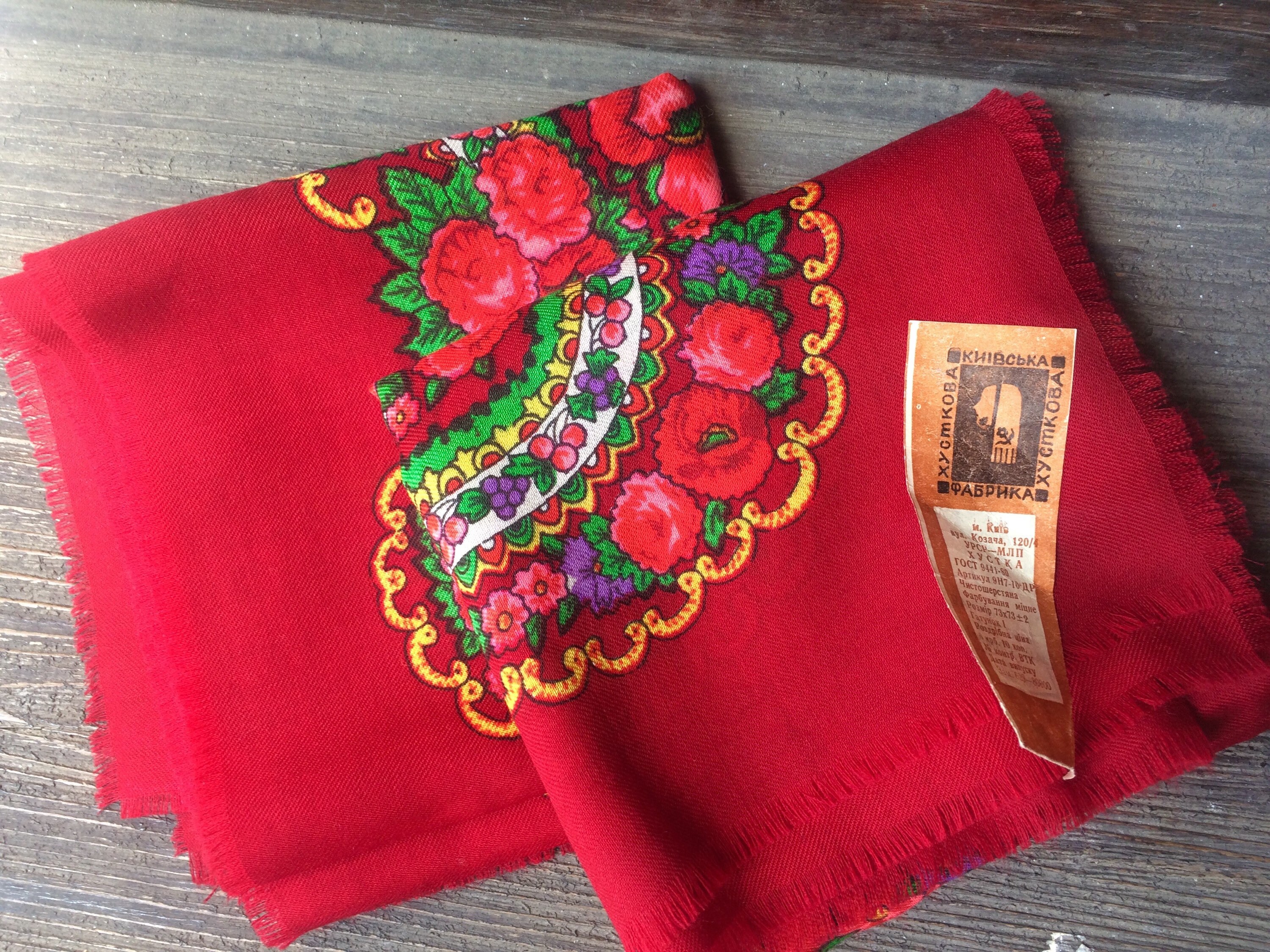 New unused It is worn on the shoulders and on the head size 73x73 cm ...