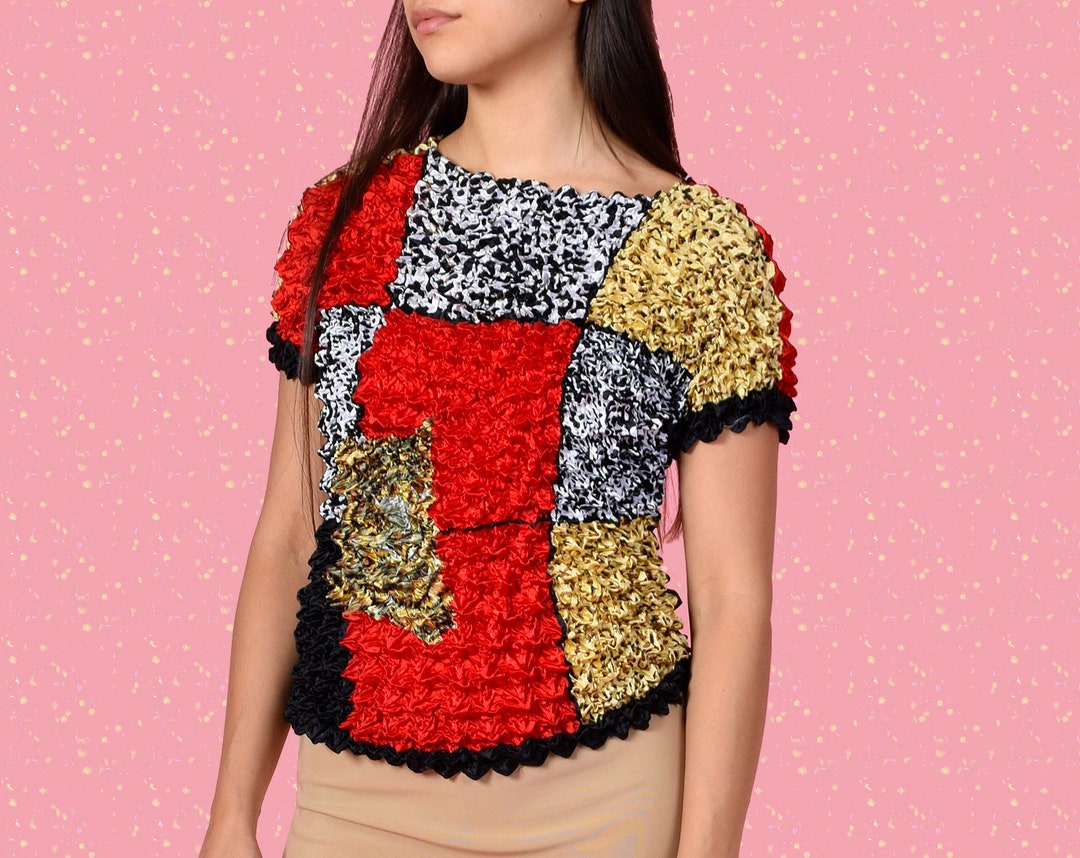 Popcorn Short Sleeve Blouse! Vintage/deadstock - Red/black/white/gold ...