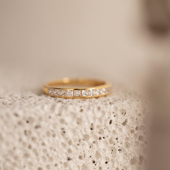 Minimal wedding band store
