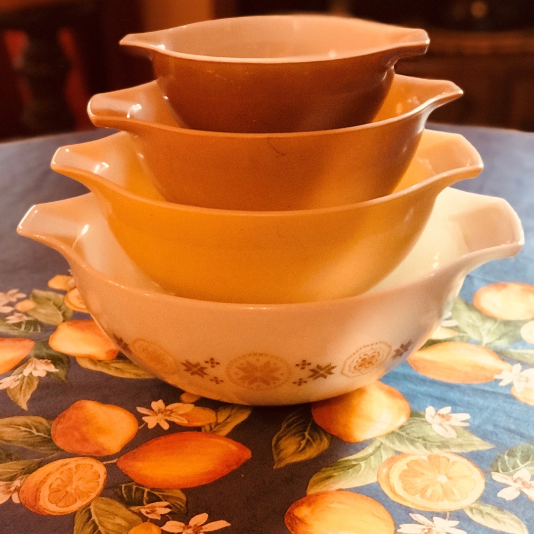 Pyrex Five Piece Mixing Bowl Set; Town and Country Design, White Milk ...